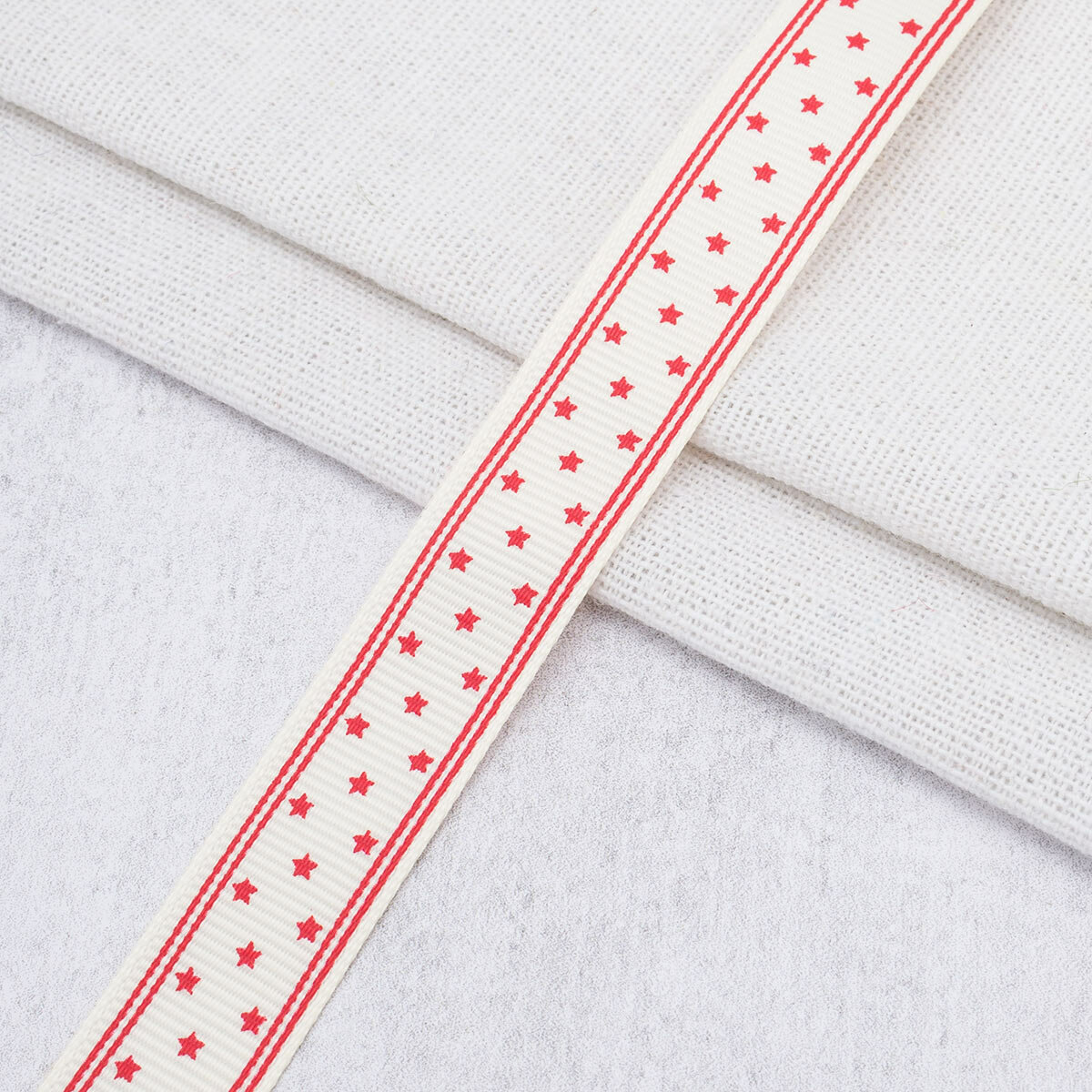 Лента декоративная для упаковки подарков, репсовая, с рисунком, 1,5 см х 45,72 м, цвет белый/красный