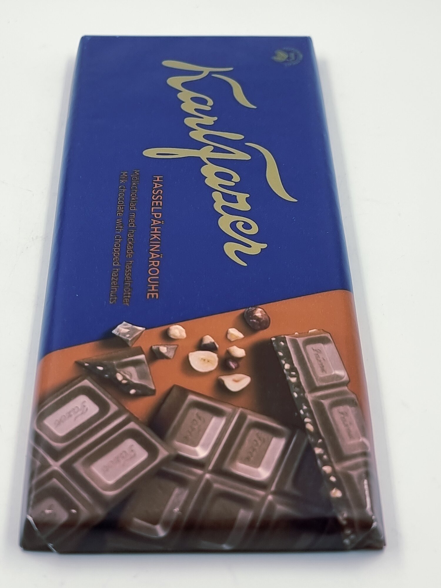 Шоколад молочный Karl Fazer Chopped Hazelnuts с дробленным фундуком 180 г (из Финляндии)