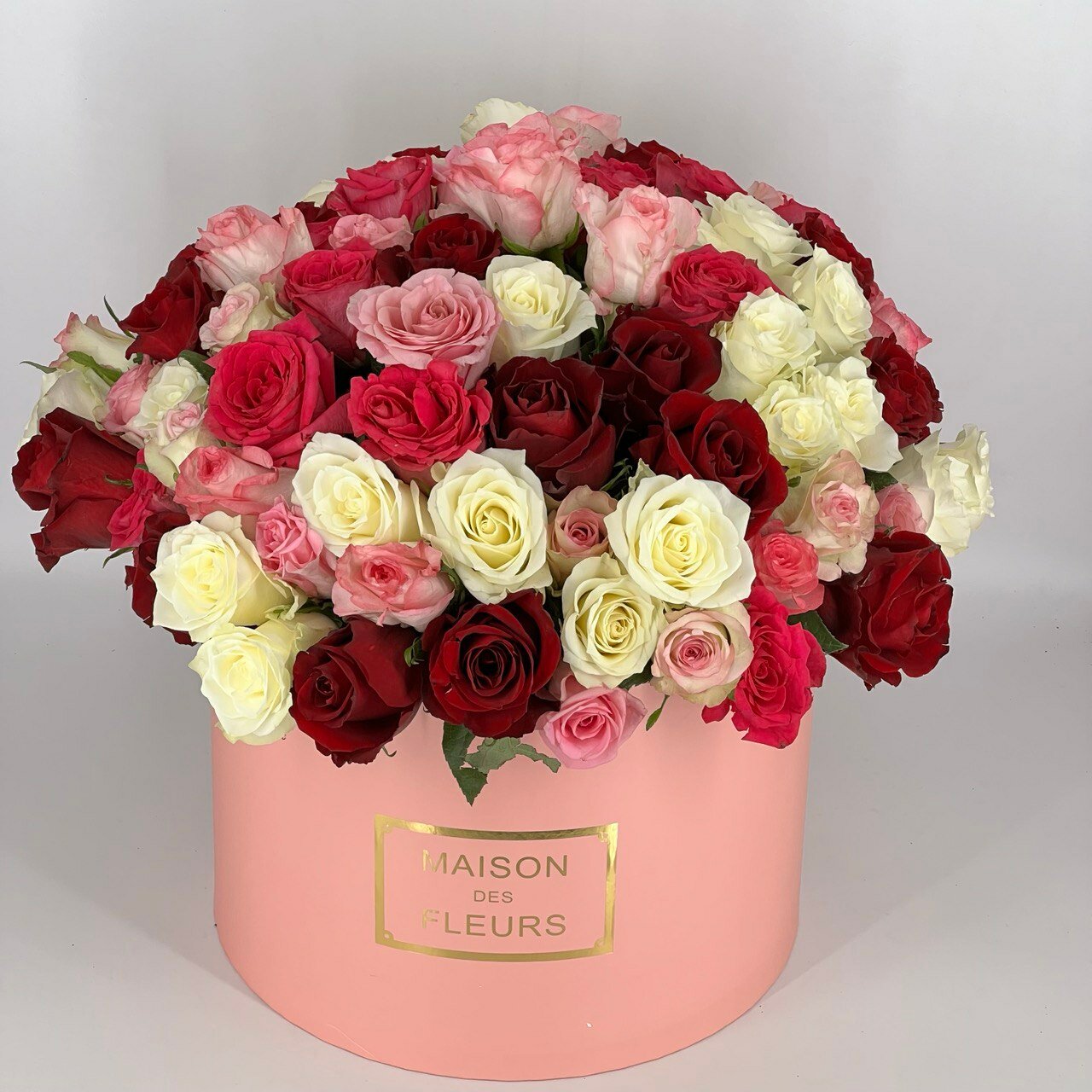 "Букет роз для неё" - гигантские цветы в шляпной коробке маме, 131 шт. К 14 февраля и 8 марта