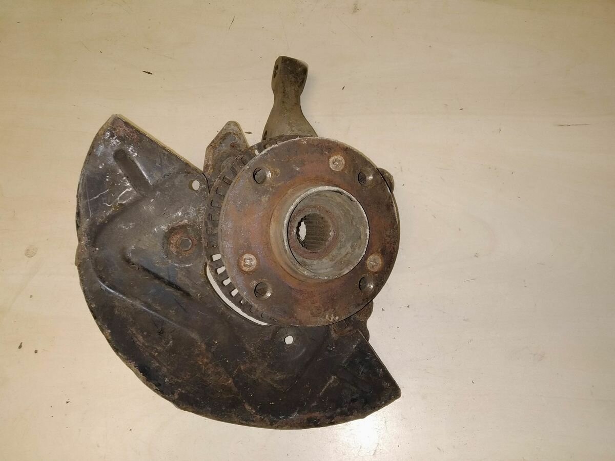 Кулак передний правый Volkswagen Passat B3 B4 Golf