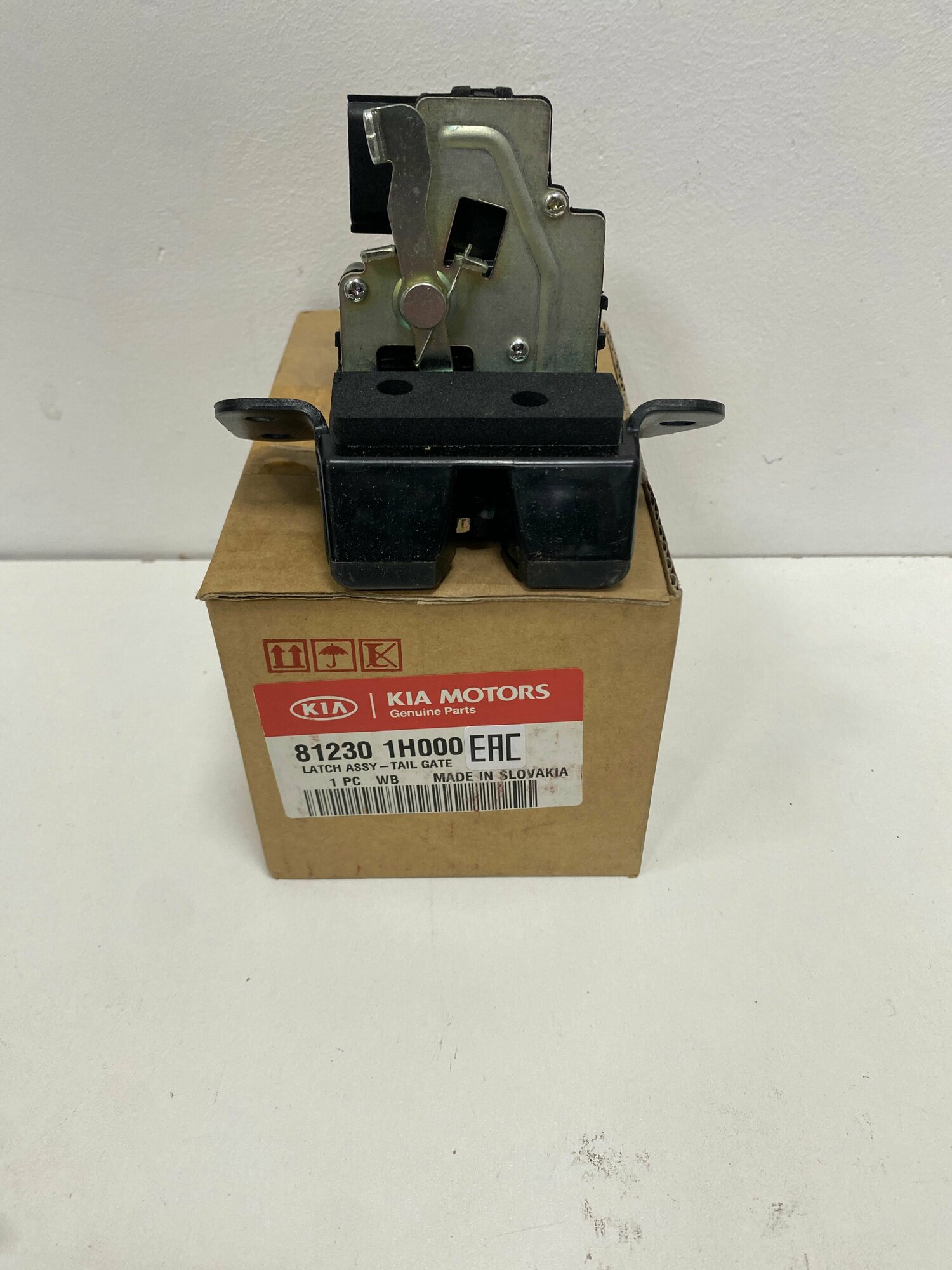 Замок пятой двери( багажника) для Киа Сид 2009-2012, Соренто 2009-2012, Соул 2008-2013, Венга 2011-2019 бренд MOBIS арт. 812301H000