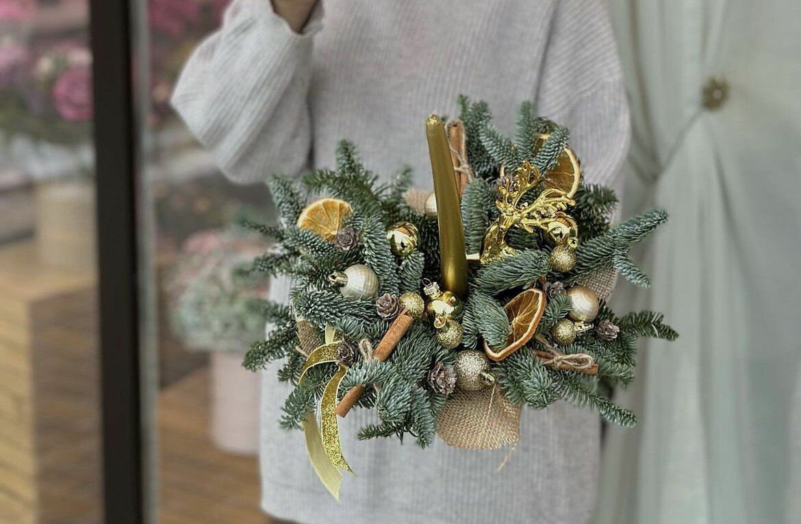 Новогодняя композиция со свечой из живой хвои, нобилис