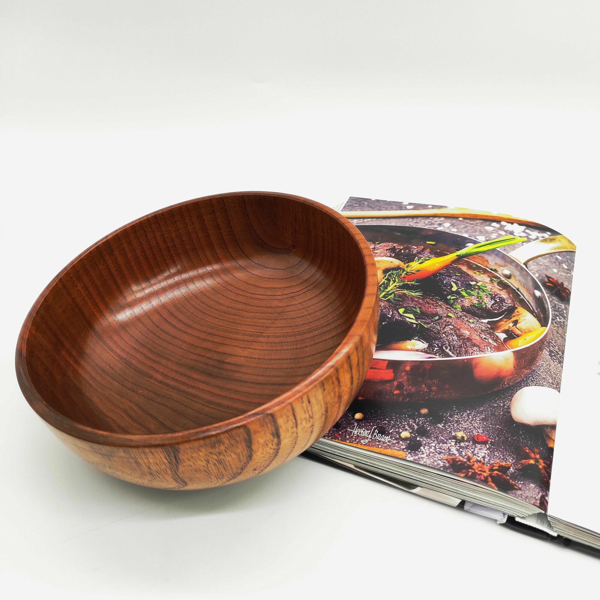 Миска, тарелка из натурального дерева.