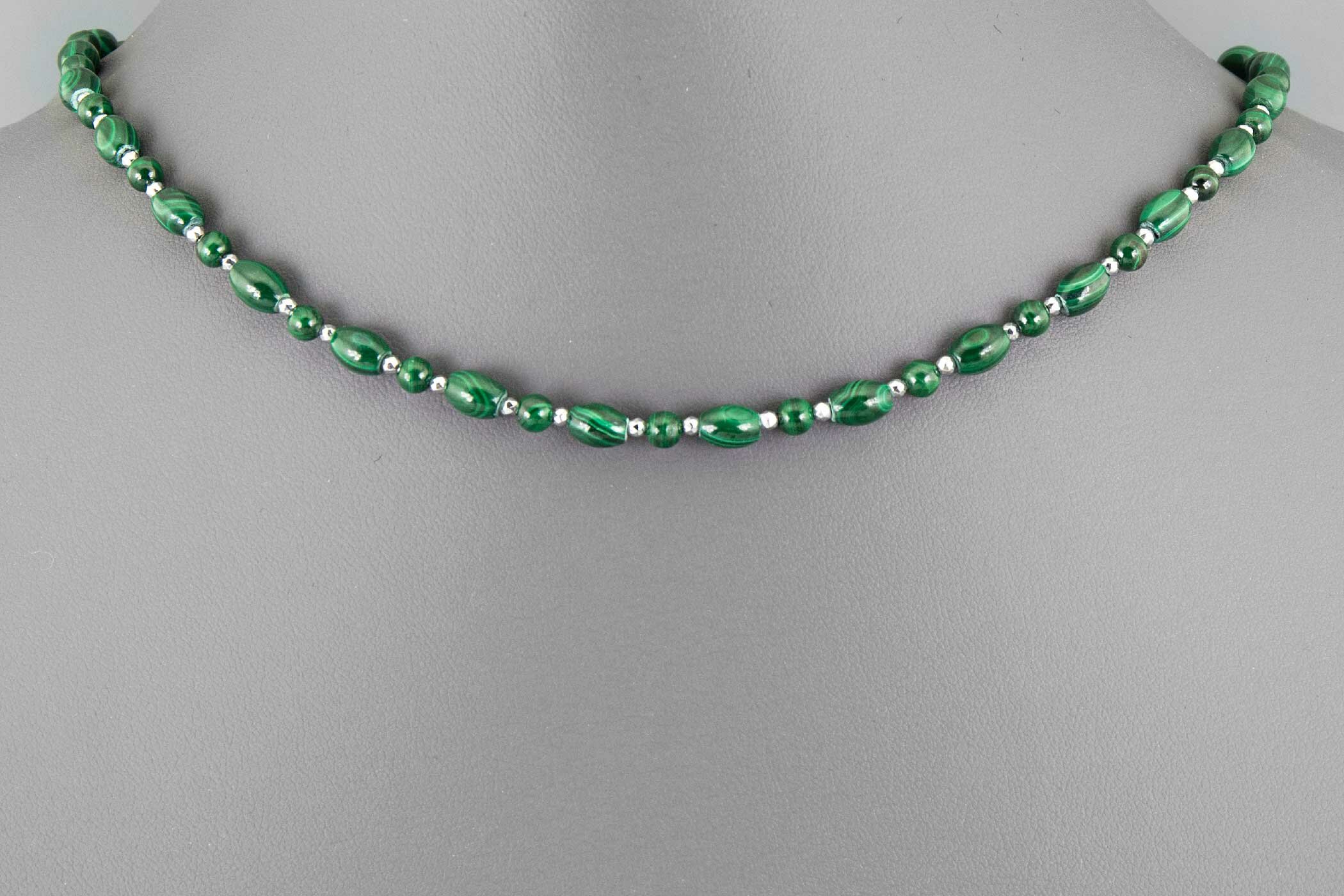 Бусы, малахит