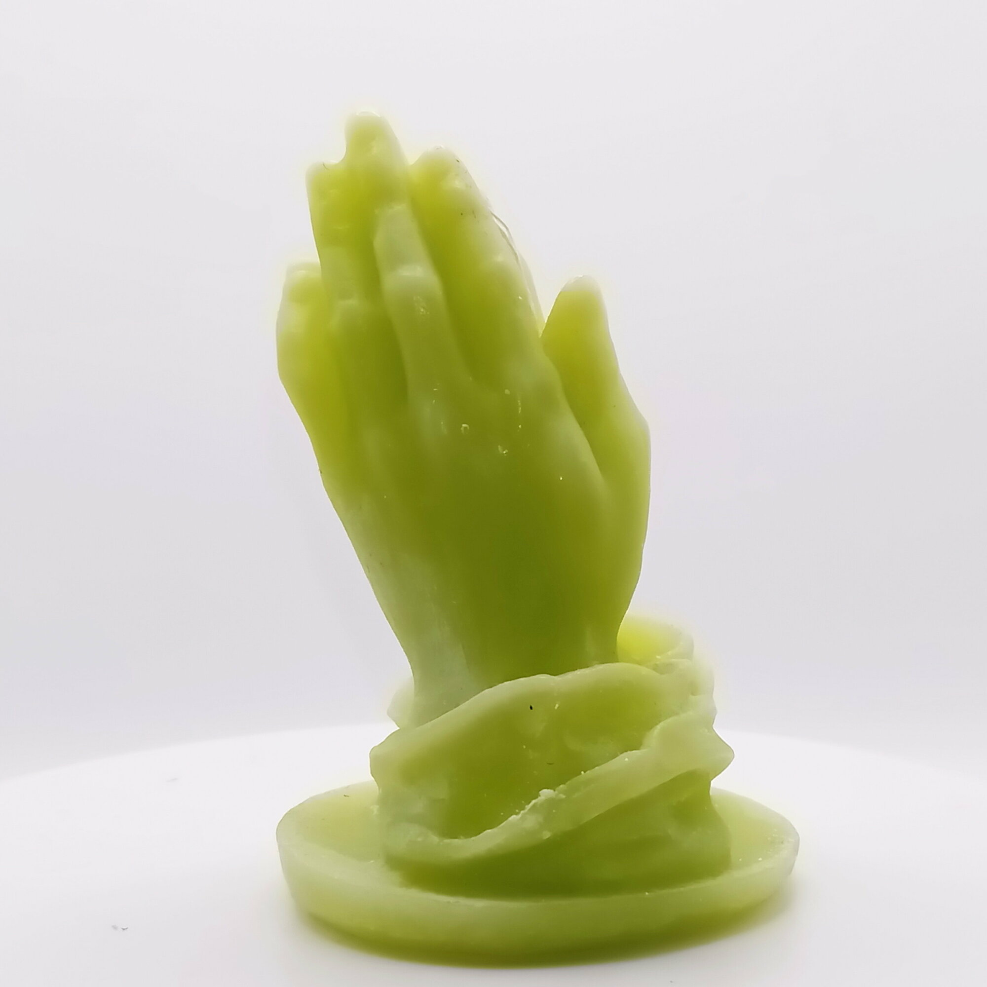 Интерьерная, декоративная, подарочная свеча длительного гороеня "Молитвенные Руки удачи" от Rusin&Co зеленого цвета