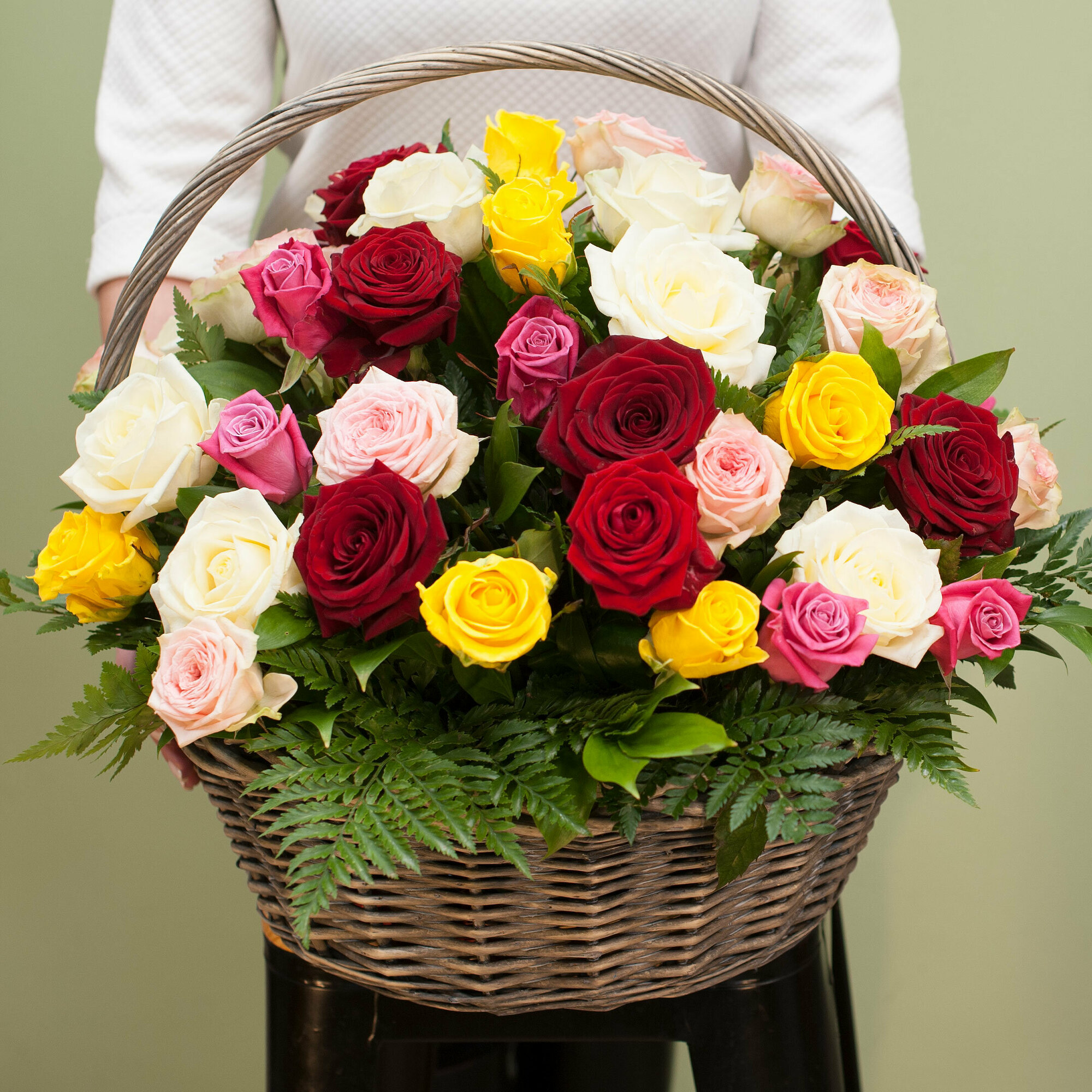 Корзина из 51 розы Charlotte "Адажио", высота 40см, разноцветная, с папоротником
