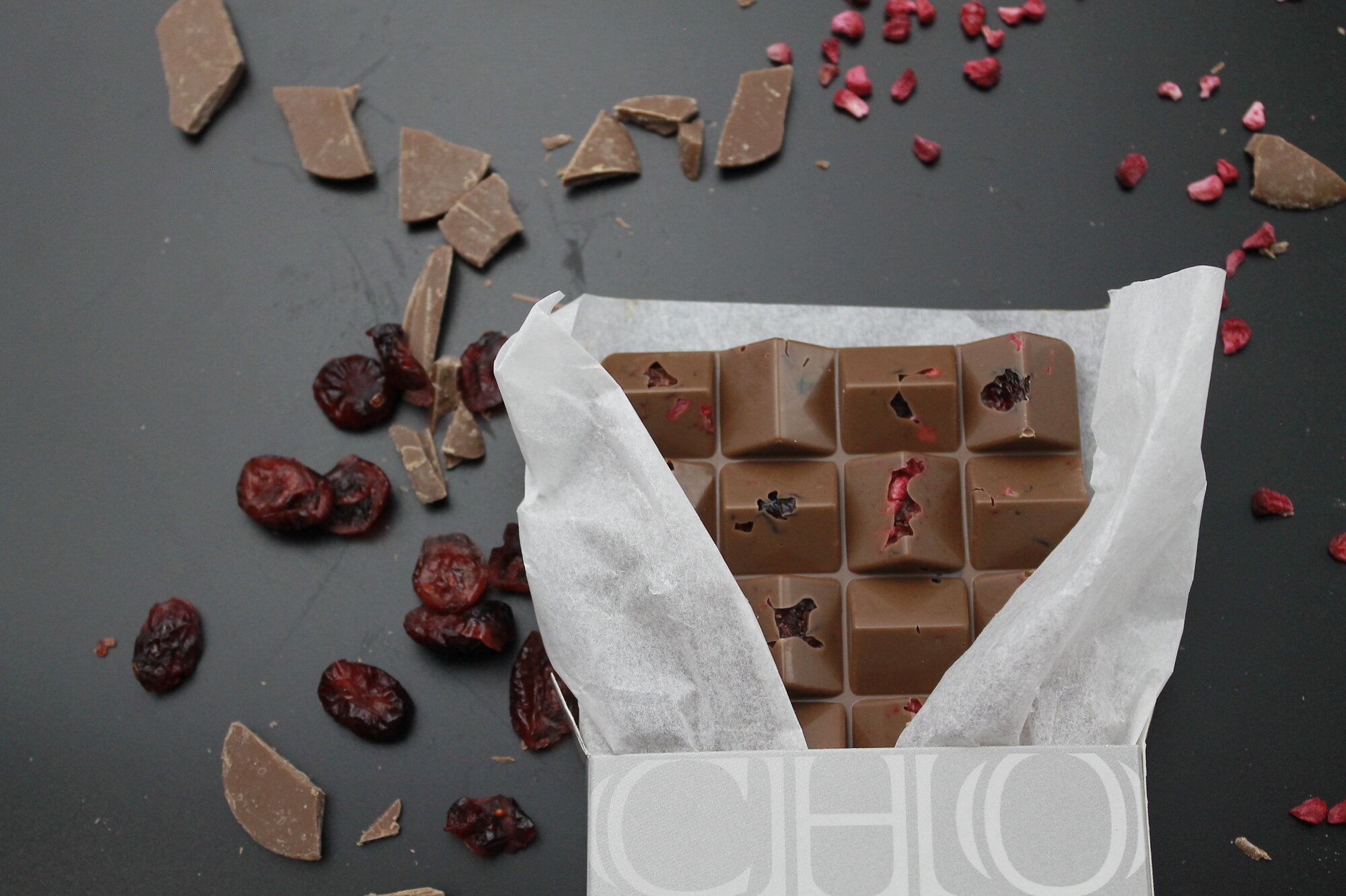 Премиум Шоколад ручной работы. Натуральный Бельгийский молочный шоколад с клюквой и сублимированной малиной. «Золотая классика». Плитка шоколада 120гр. 3 шт в наборе