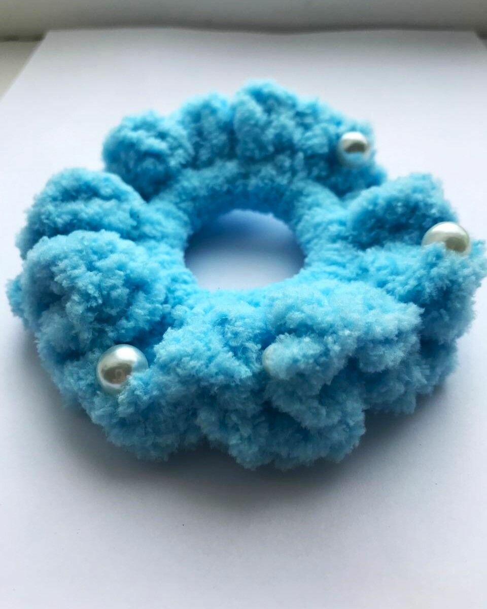 Резинка для волос вязанная, плюшевая, с бусинками ручной работы