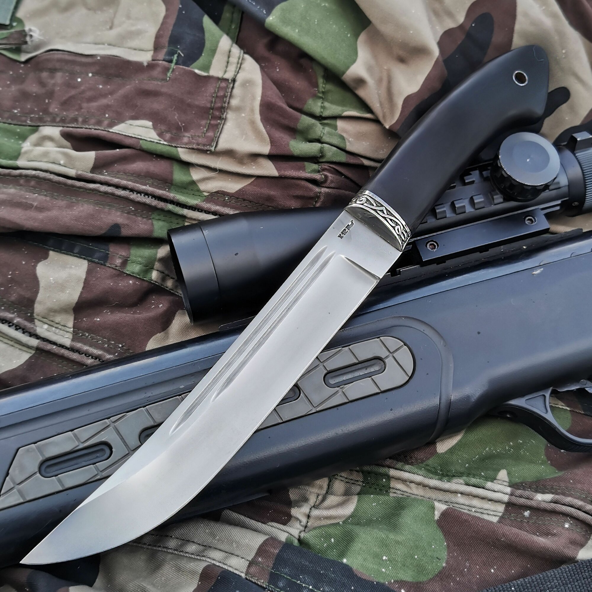 Нож Засапожный из кованой стали Х12МФ, больстер из мельхиора, рукоять граб