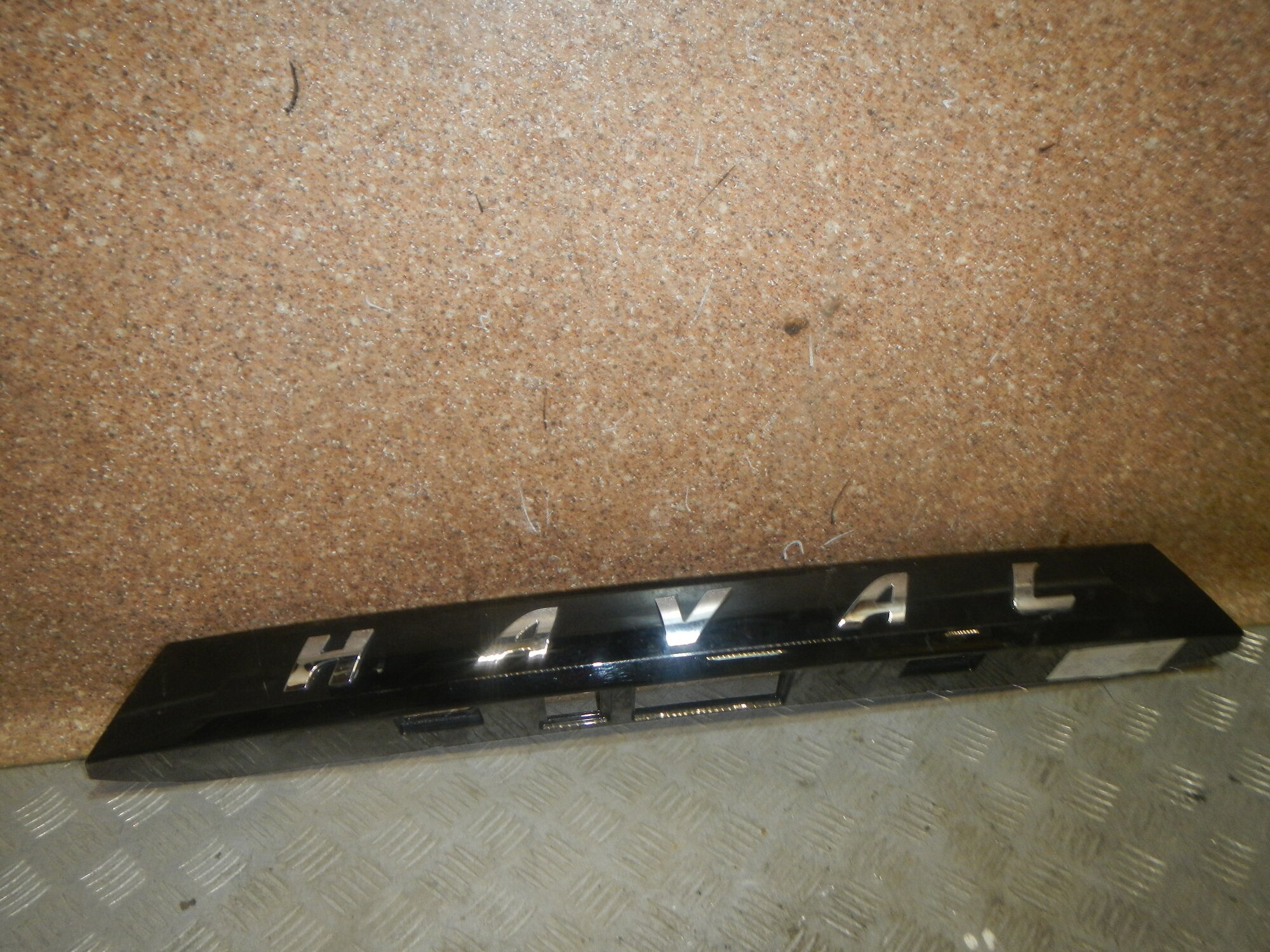 Б/У Накладка двери багажника, Haval (Хавейл)-DARGO (22-) Haval DARGO (22-) Царапины. 559067 HAVAL арт. 5506100XKN04A