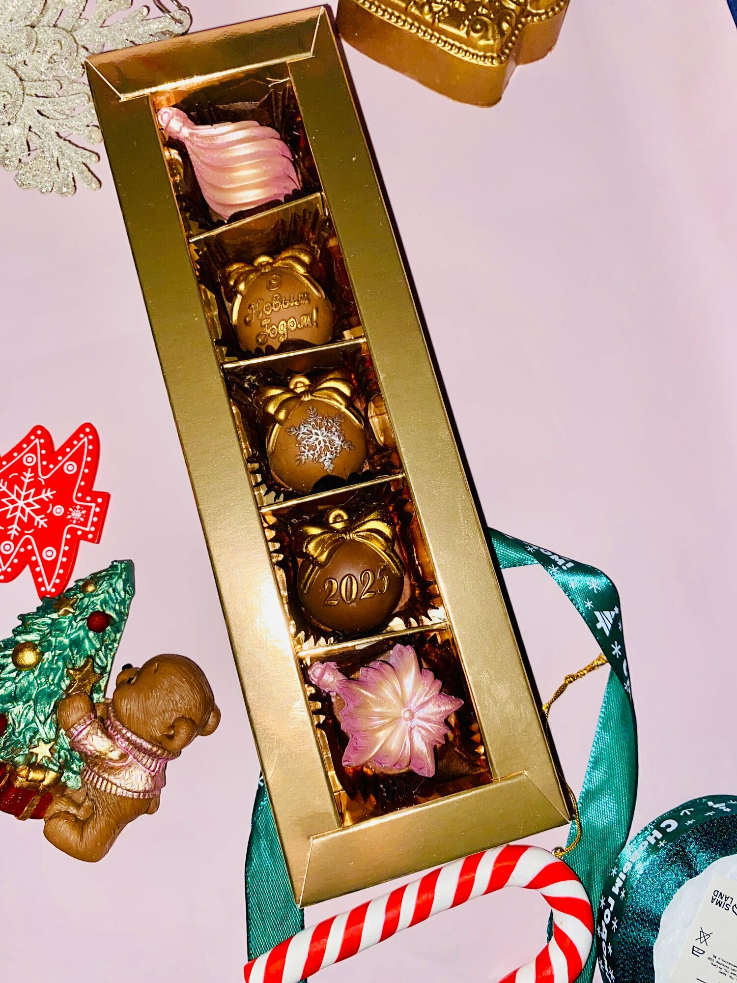 Подарочный набор "Елочные игрушки", ассорти белого, молочного и темного шоколада, 65 г