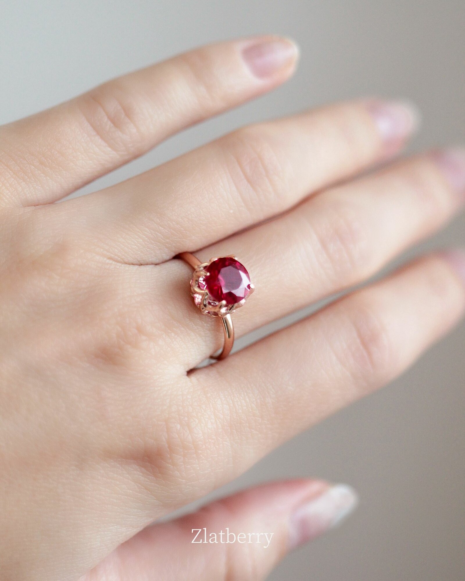 Кольцо тонкое, серебро, 925 проба, корунд синтетический