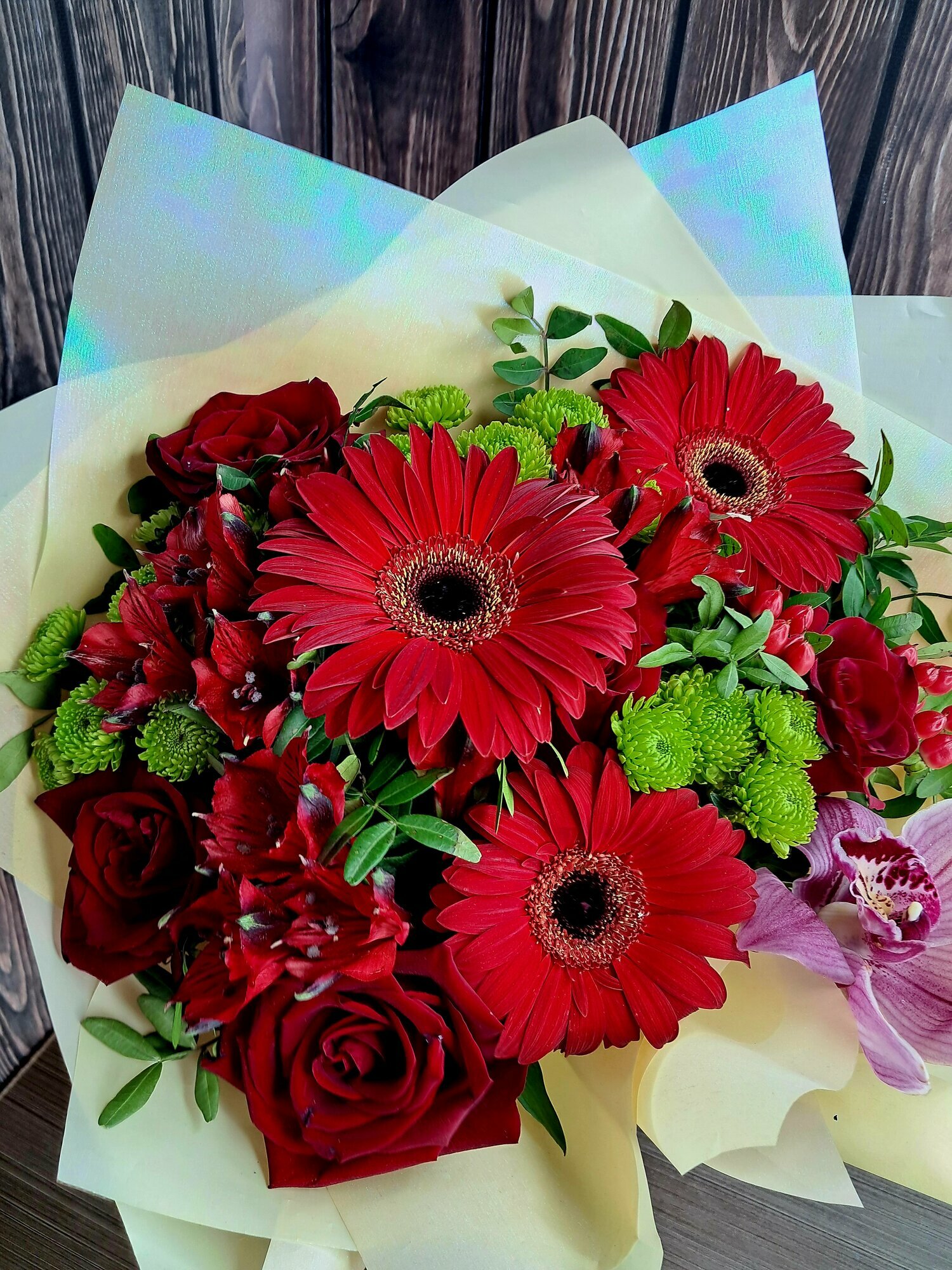 Букет "Красная гербера" с бордовой розой Эквадор, альстромерией и гепперикум