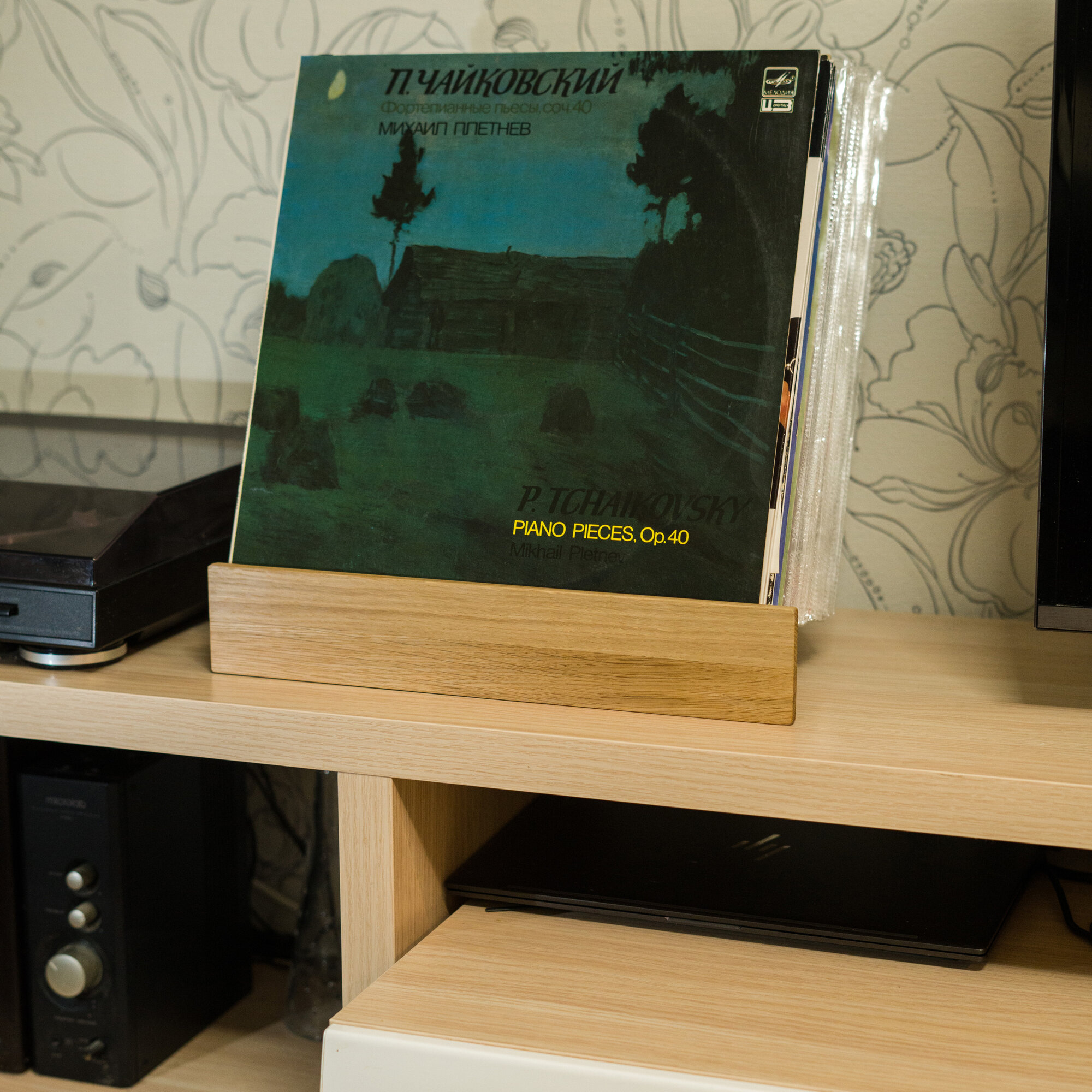 Подставка для хранения до 40 шт. виниловых пластинок. Массив дуба и бука.