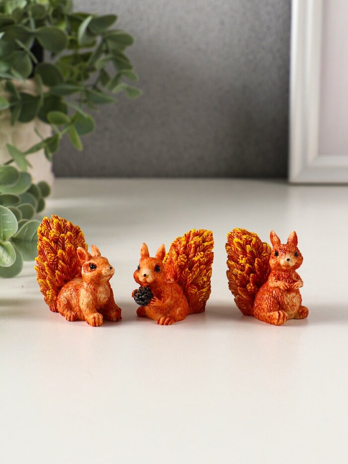 Фигурка полистоун «Белочка с пушистым хвостиком», 5×3×4.5 см, микс