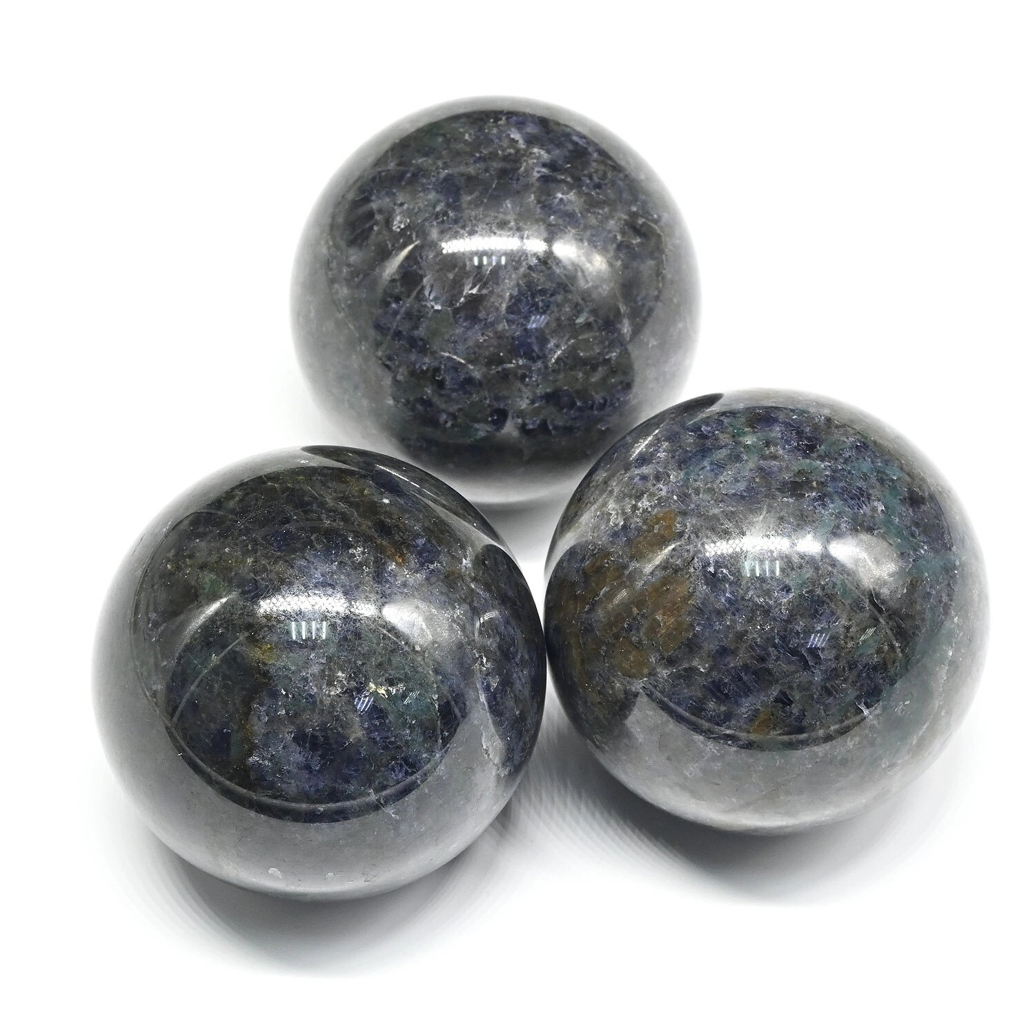 Шар из иолита (кордиерит) диаметр 62мм. .