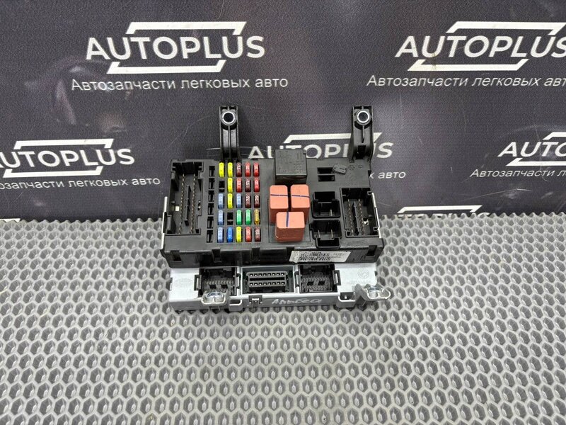 Блок предохранителей салонный