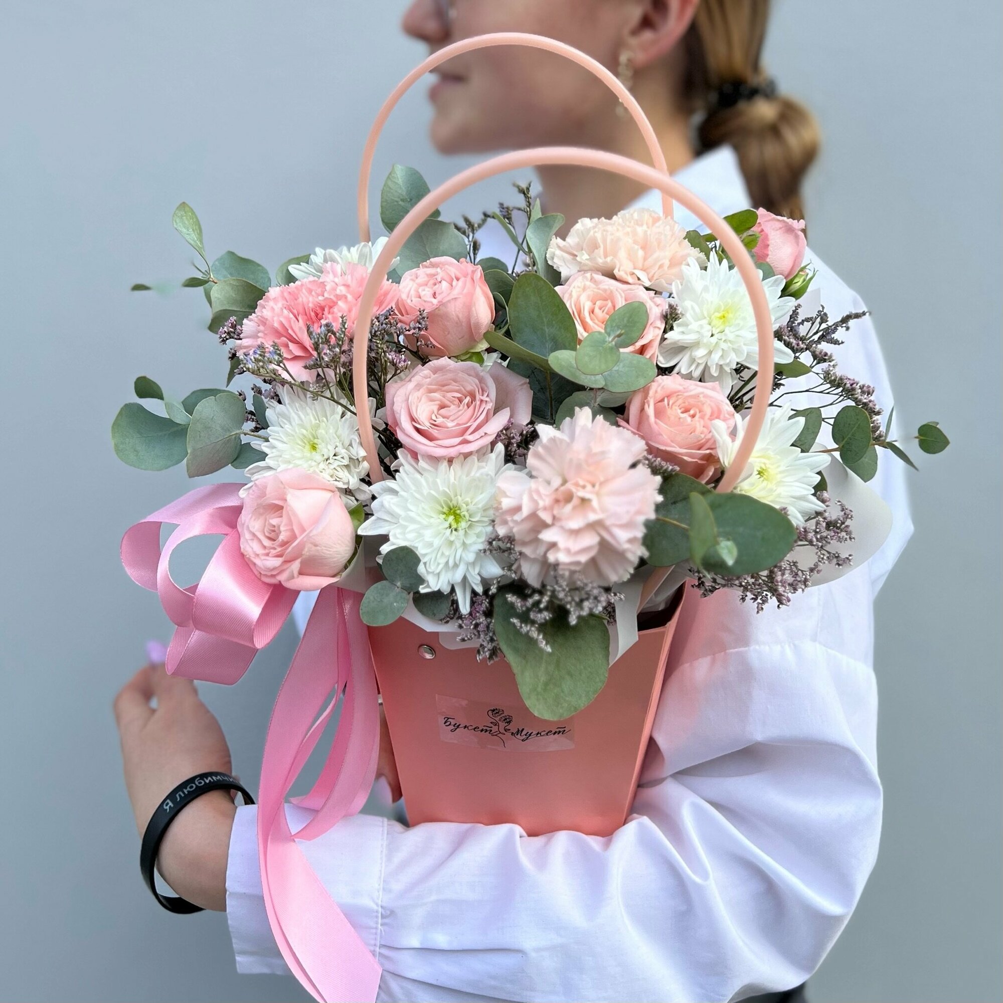 Сумочка с цветами "Отличник" (Роза Бомбастик, диантусы, хризантема, лимониум, эвкалипт) «Букет-Мукет»