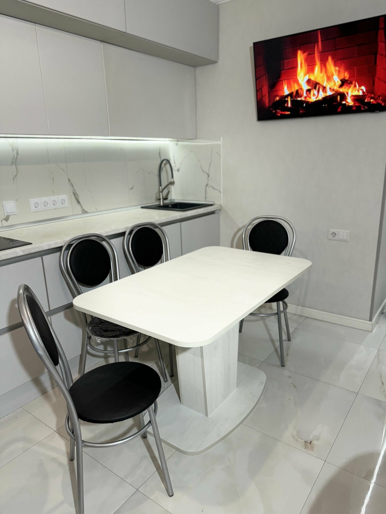 Кухонный стол и стулья комплект , Обеденная группа