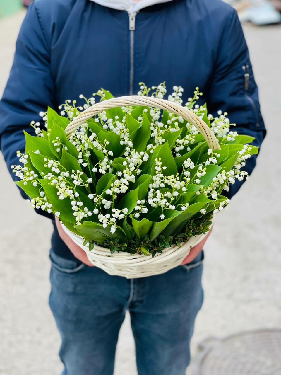 Корзинка Rybe-Flowers, с ландышами, высота 20 см, 101 ландыш