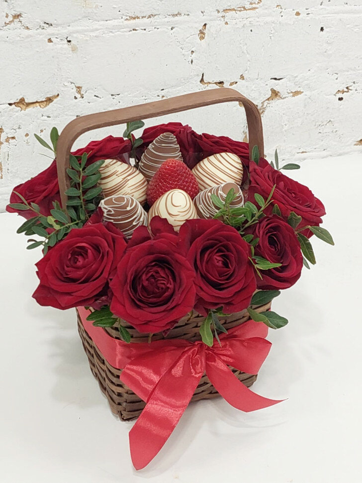 Корзинка с розами и клубникой в шоколаде (BuketOnline)