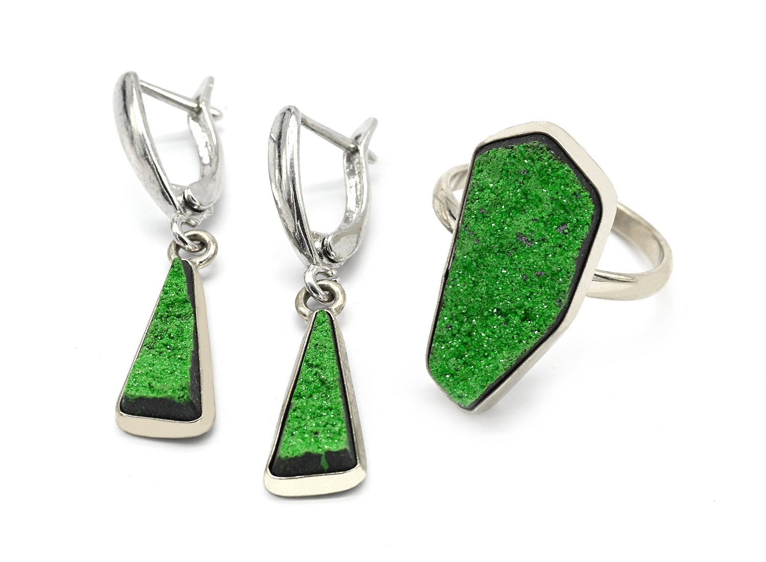 Комплект бижутерии: кольцо, серьги, гранат