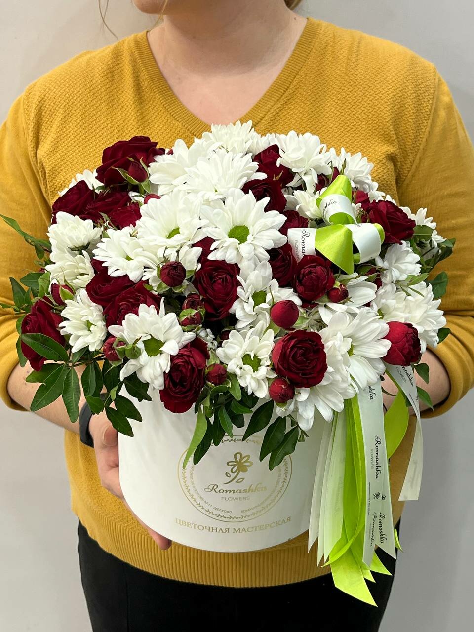 Букет Romashka «Бренда», коробка, кустовые розы, хризантемы, S, высота до 30см