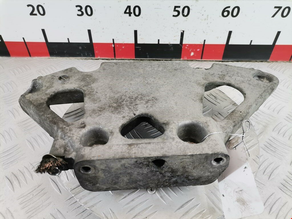Кронштейн (крепление лапа) двигателя Renault Espace 4 7701065718 арт. 1538631