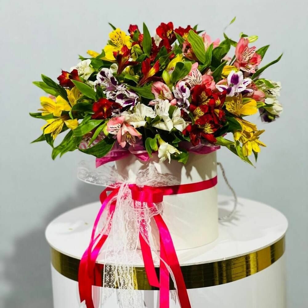 Огромный букет альстромерии в шляпной Коробке, 25 шт.