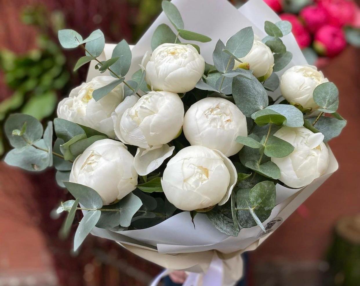 Премиум букет из белых пионов, премиум цветы, шикарный, красивый букет цветов, пионы белые.