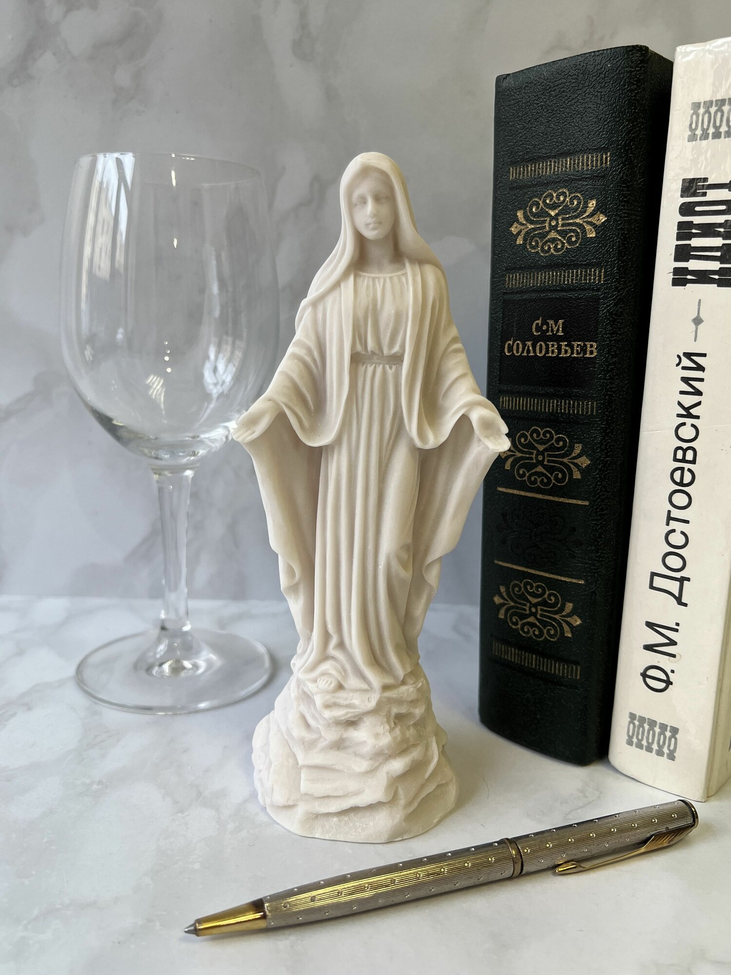 Статуэтка Дева Мария. Мраморная крошка. Высота 18 см. Цвет белый