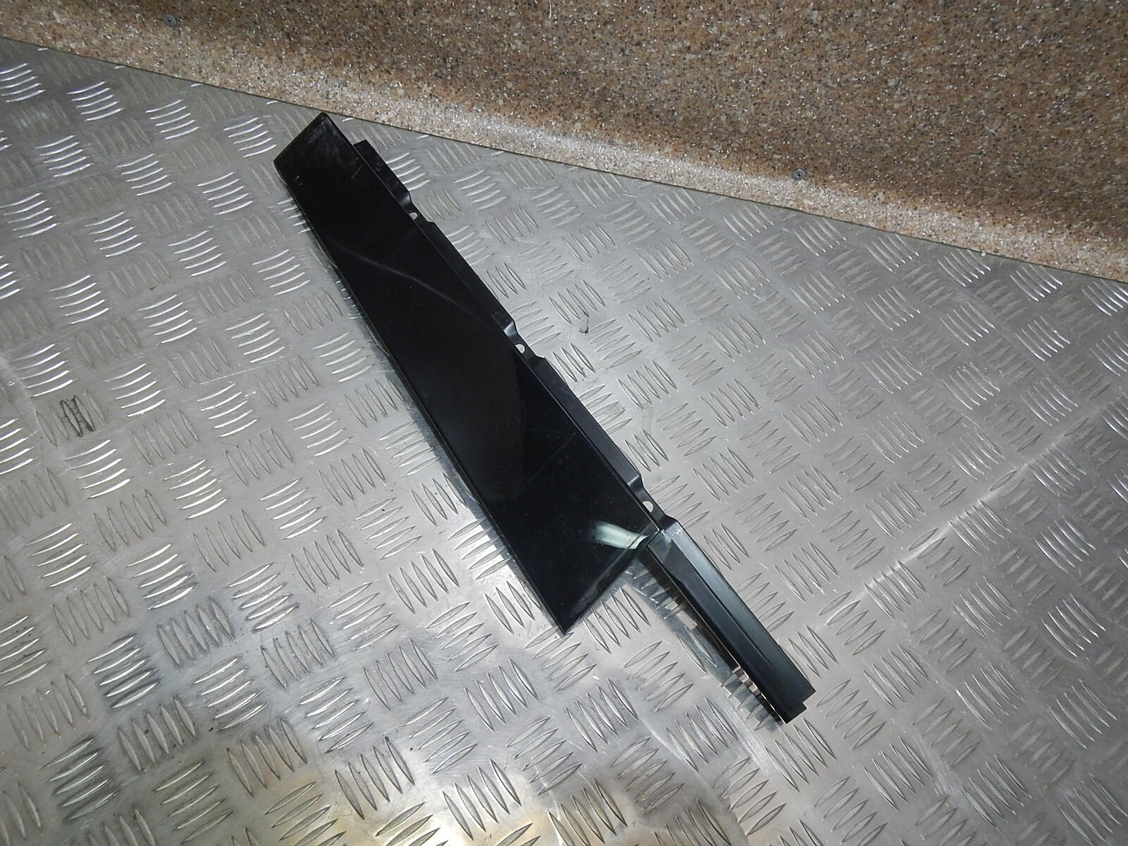 Б/У Накладка двери задней левой, Audi (Ауди)-А8 (D4) (11-18) AUDI A8 (D4) (11-18) На рамку. Царапины. 229020 VAG арт. 4H0...