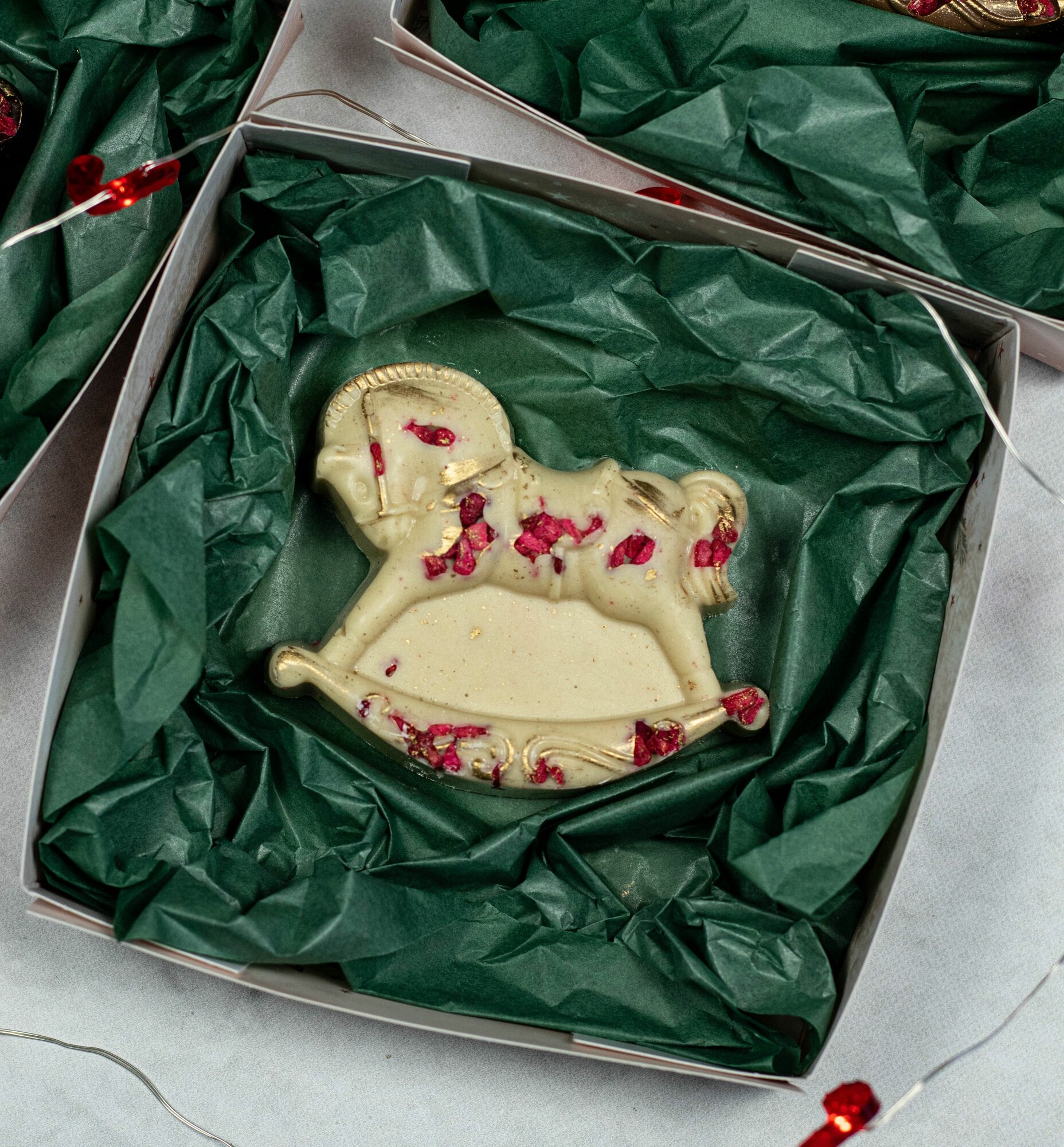 Фигурный шоколад Лошадка-качалка, ручная работа, белый бельгийской шоколад, белая