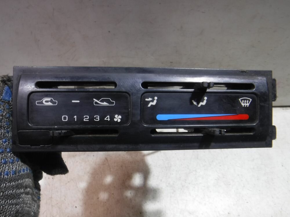 Блок управления отопителем Nissan Sunny N14 2751063C00