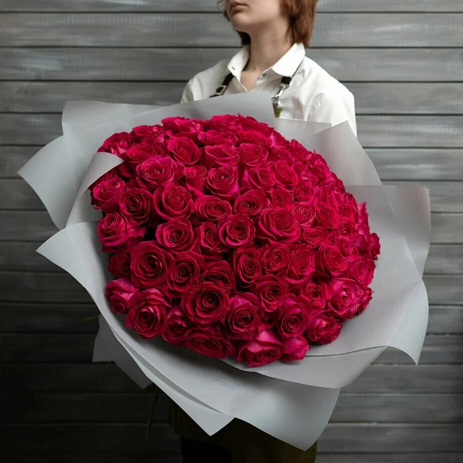 101 малиновая роза в упаковке Эквадор, 50 см от Букет Маркет