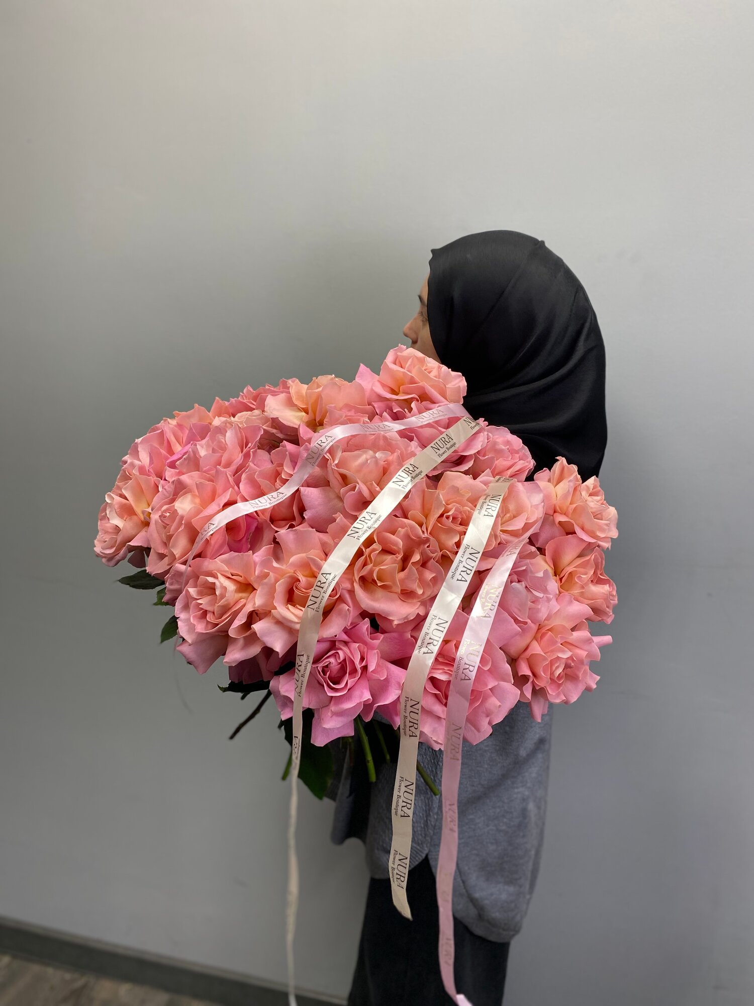 Букет живых цветов "Роза Французская" NURA FLOWERS, 25 роз, 50 см, авторский, на стеблях