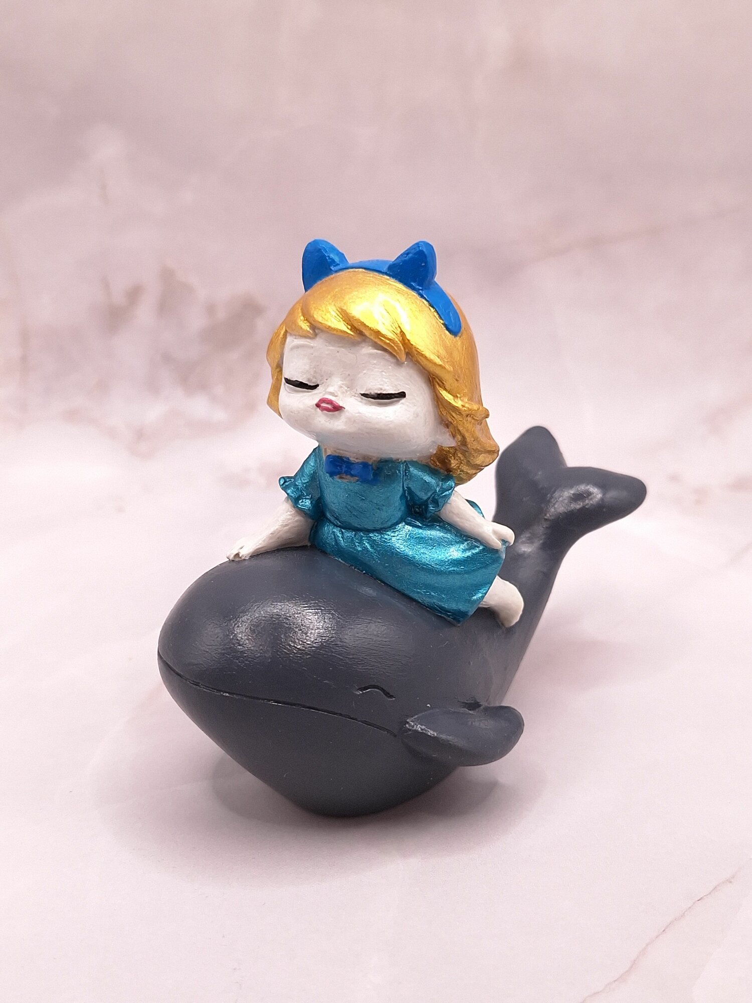 Статуэтка "Девочка и кит"