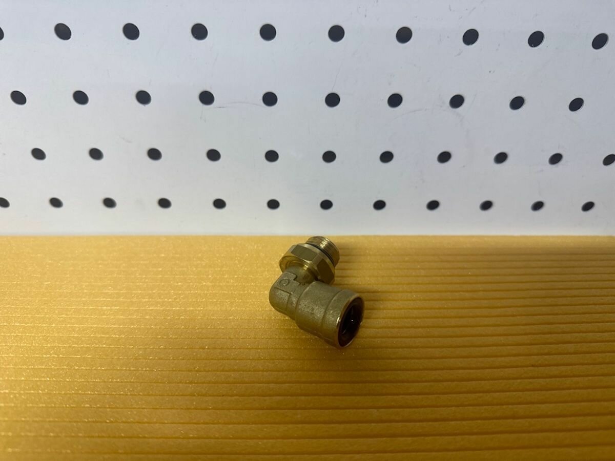 Фитинг угловой (переходник) Bpw DAF RENAULT MAN трубка d 12mm - M16x1,5(ДАФ рено МАН скания мерседес вольво) — фото 1
