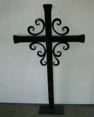 Маленький крест с креплением на камень высота 1м