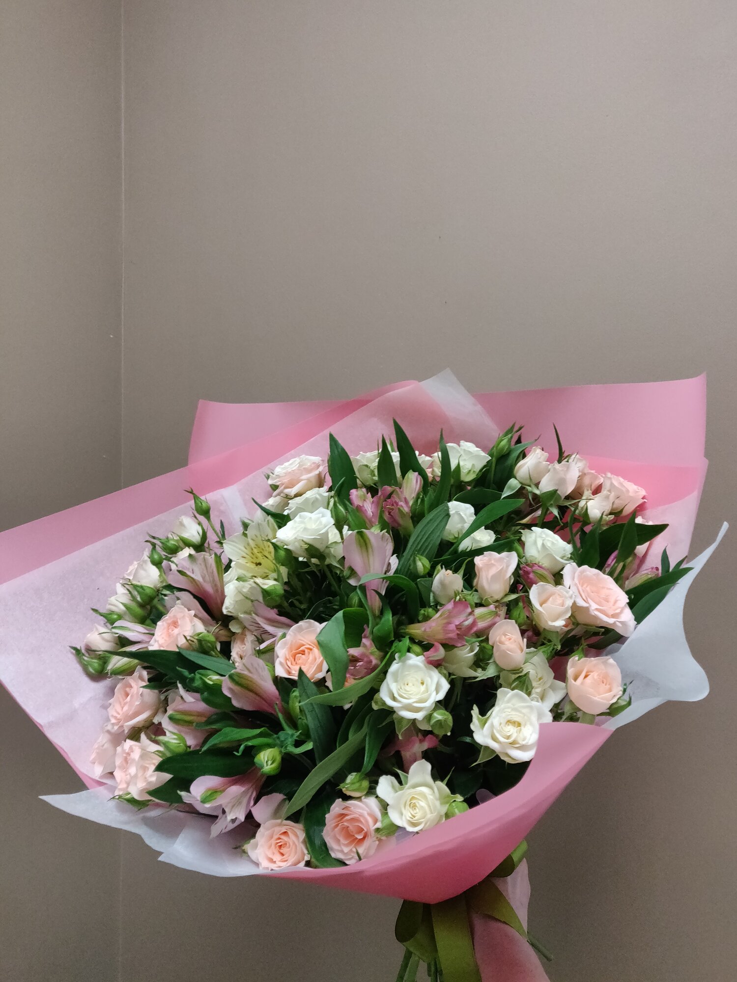 Букет живых цветов. Шикарный объемный букет кустовых роз и альстромерии. Впечатляет.