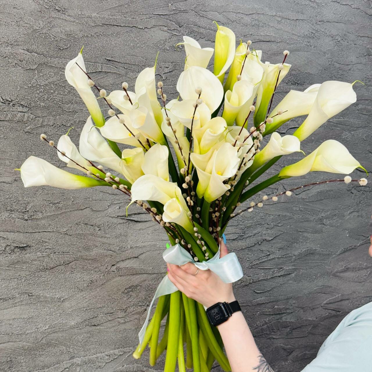 Большой букет из белых калл с веточками вербы. Живые цветы каллы