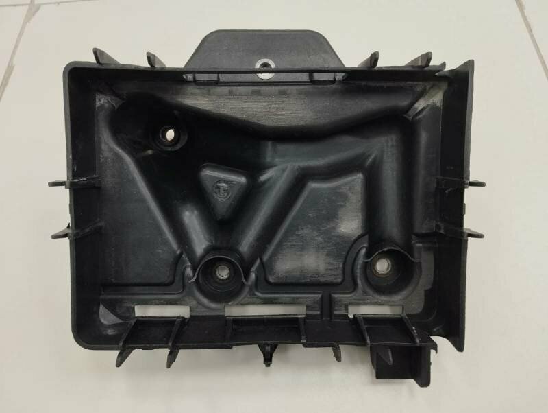 Крепление АКБ корпус / подставка Volkswagen Polo Sed RUS 2011 кат.номер: 5Z0915331B