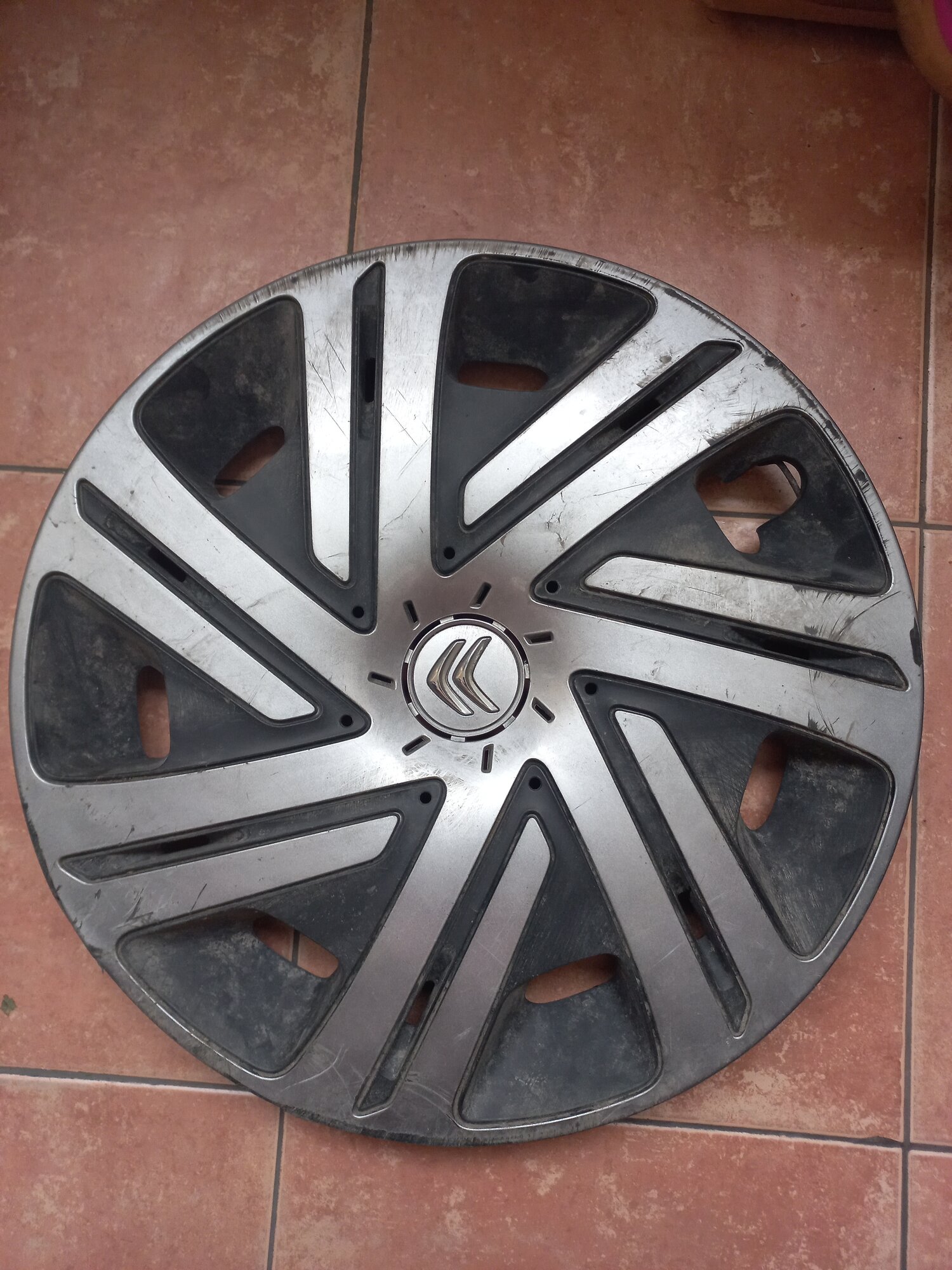 Колпак СITROEN R15.Оригинал.Б/у. Без сколов и трещин.Одно крепление сломано.Возможны небольшие потертости.Дополнительно крепить на хомуты.