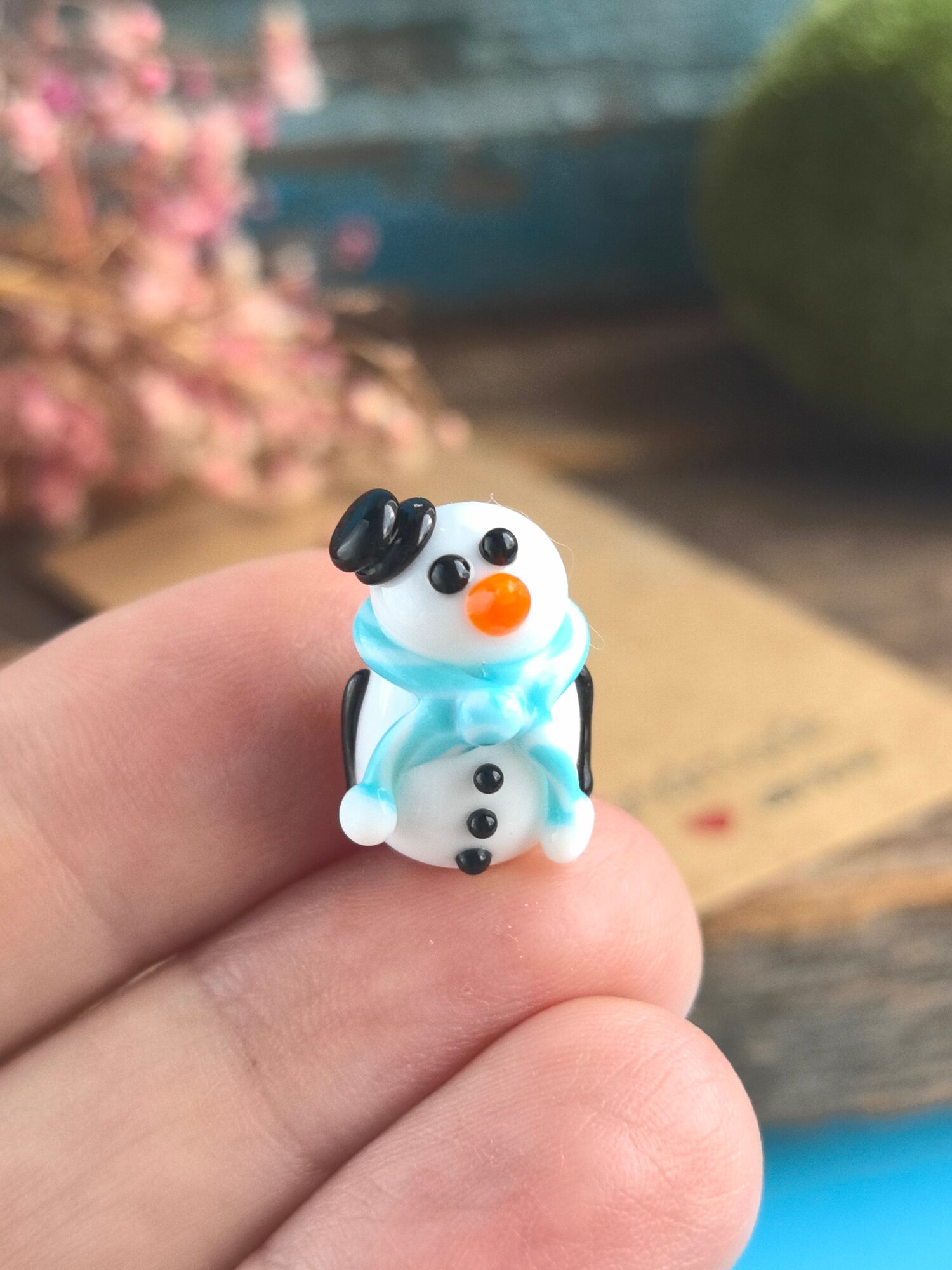 Фигурка стеклянная снеговик в бирюзовом шарфике подарок на Новый год 2026