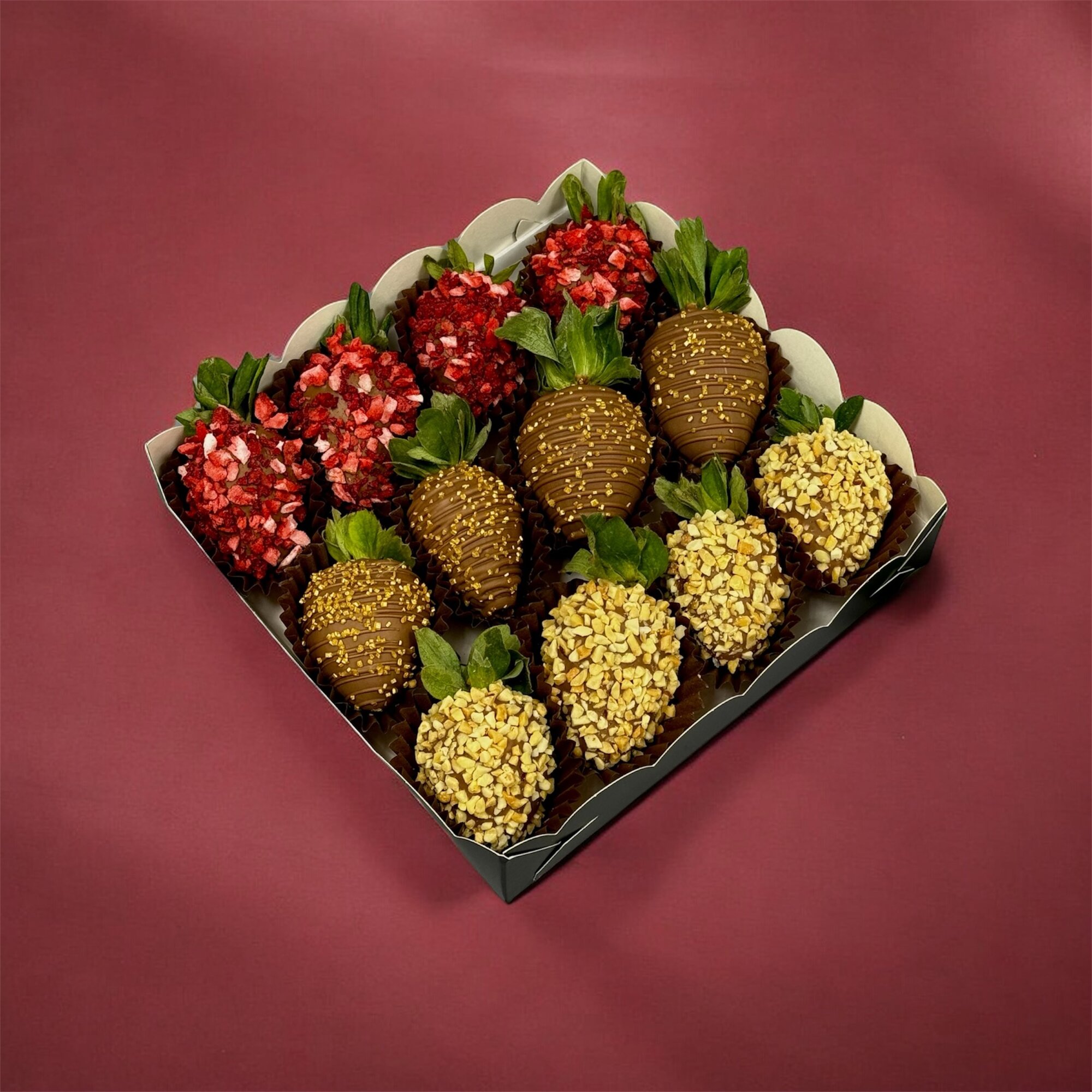 Клубника в бельгийском шоколаде шоколаде 9-12 ягод в подарочной упаковке