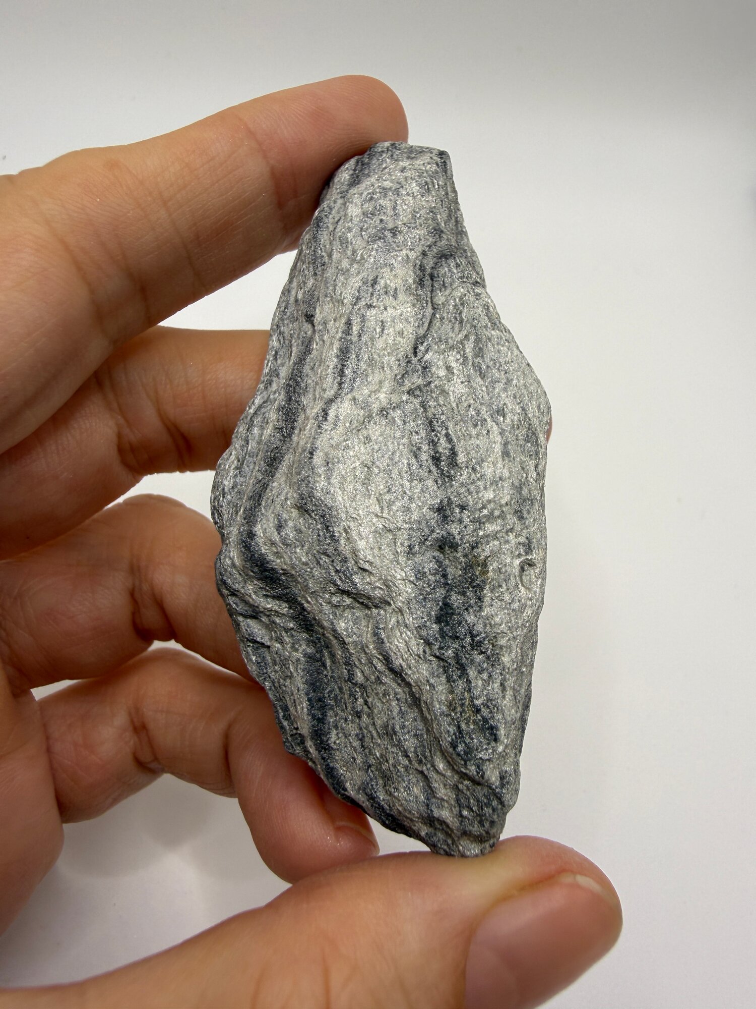 Филлитовый сланец, образец в коллекцию, перламутровый блеск, 44 г