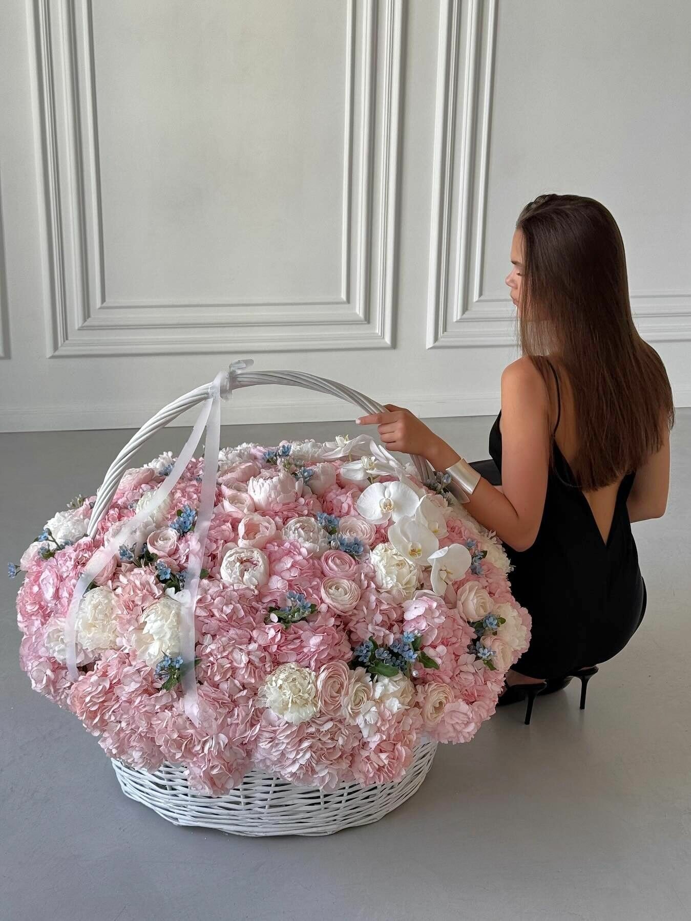 Композиция в корзине «Корзина цветов», 111 цветков, 45 см х 60 см, цвет: белый/розовый