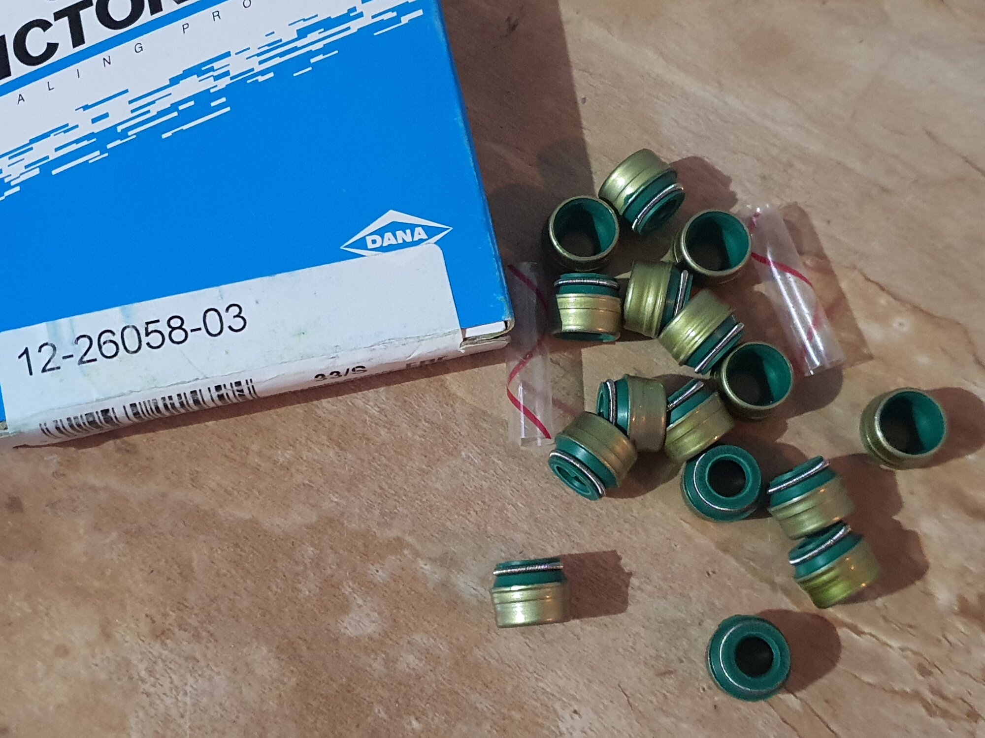 Сальники Клапанов 16 Клаппаные Ваз 2112 2110 Приора и тд. 16 Штук.