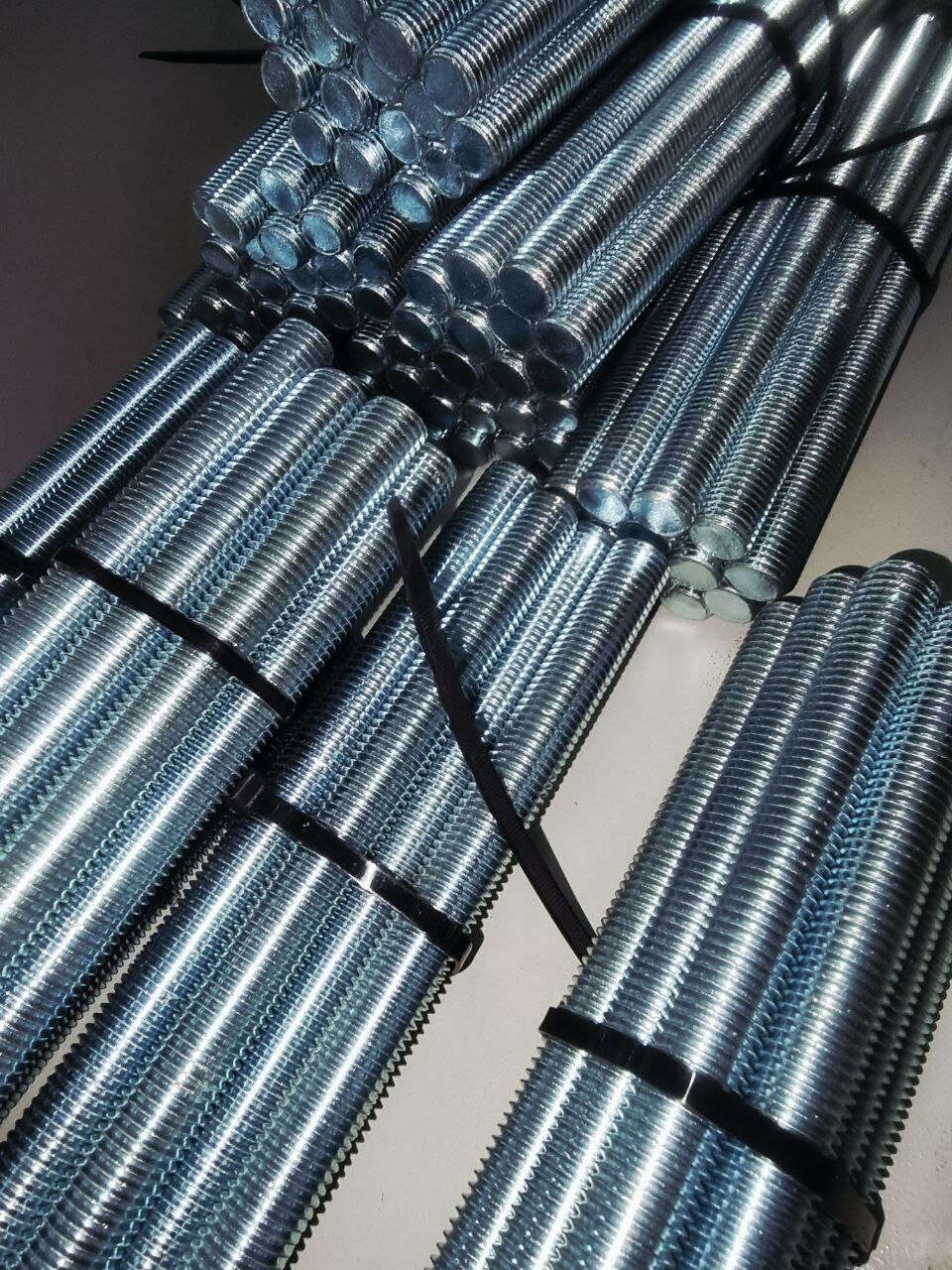 Шпилька резьбовая полная резьба т.4.8 М16*200 (5 шт в 1уп) Wurth, Германия