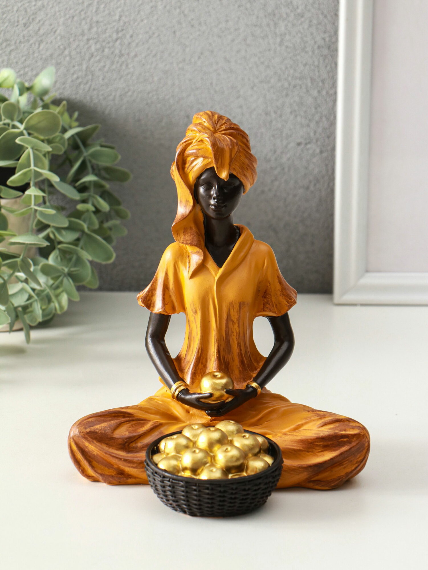 Фигура полистоун "Африканка в горчичном наряде, с яблоками в корзине", 14x15.5x17.5 см